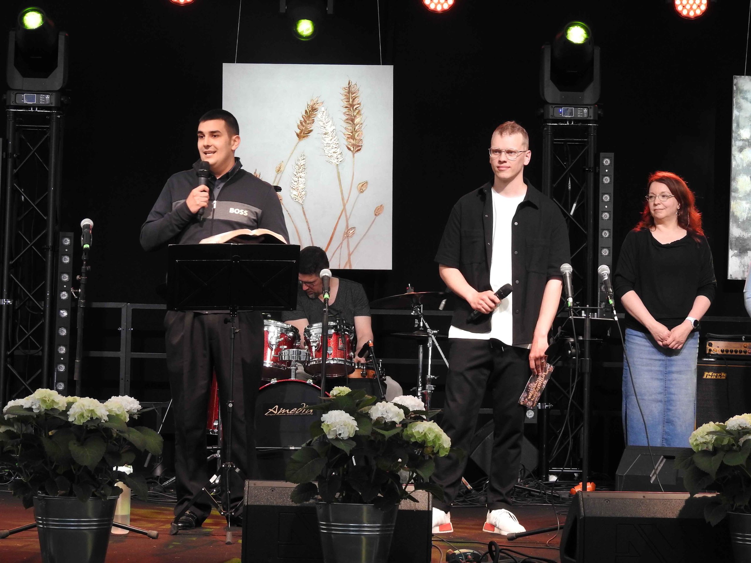 Poikkeuksellinen perjantain ohjelma vaikutti toimivan — väki löysi tiensä Vapaakirkon ...