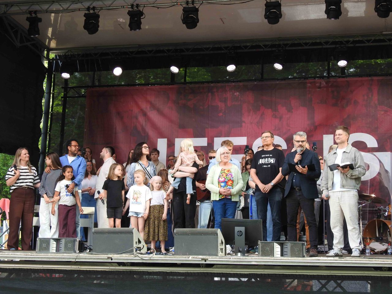 Vapaakirkon kesäjuhlien perjantai: Perheen kokemuksista syntyi laulu ...
